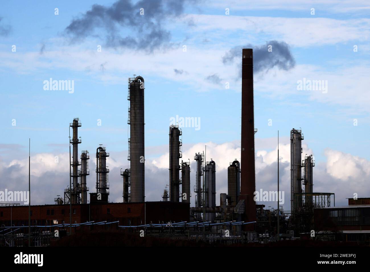 Industrieanlagen von Shell Energy in Wesseling bei Köln. Die Umgebung ...