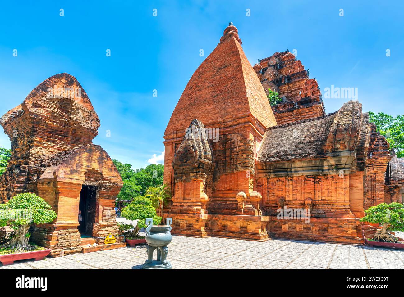 Burma bas relief sculpture hi-res stock photography and images - Alamy
