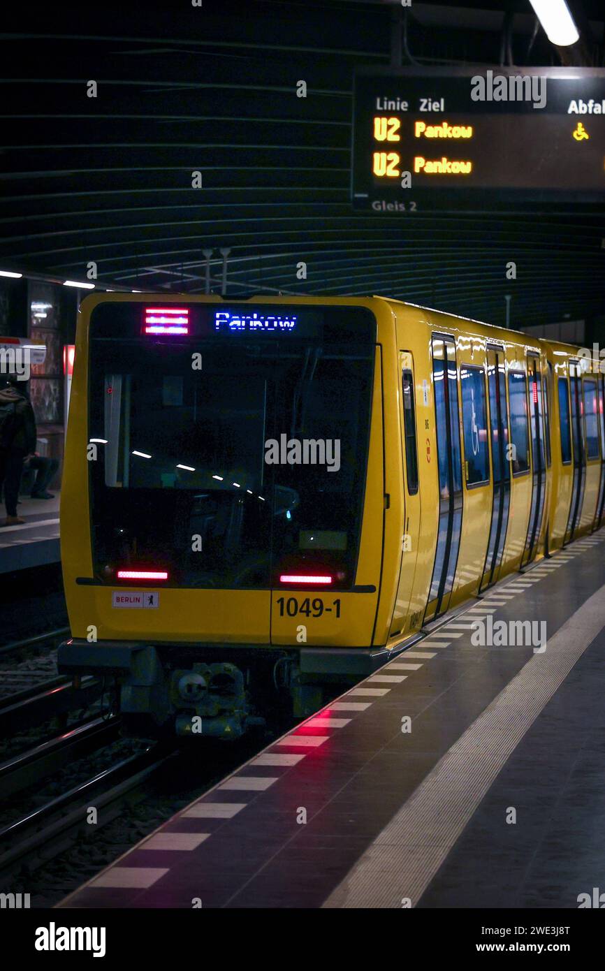 U-Bahnhof Mendelssohn-Bartholdy-Park. U-Bahn Zug der Linie U2 nach ...
