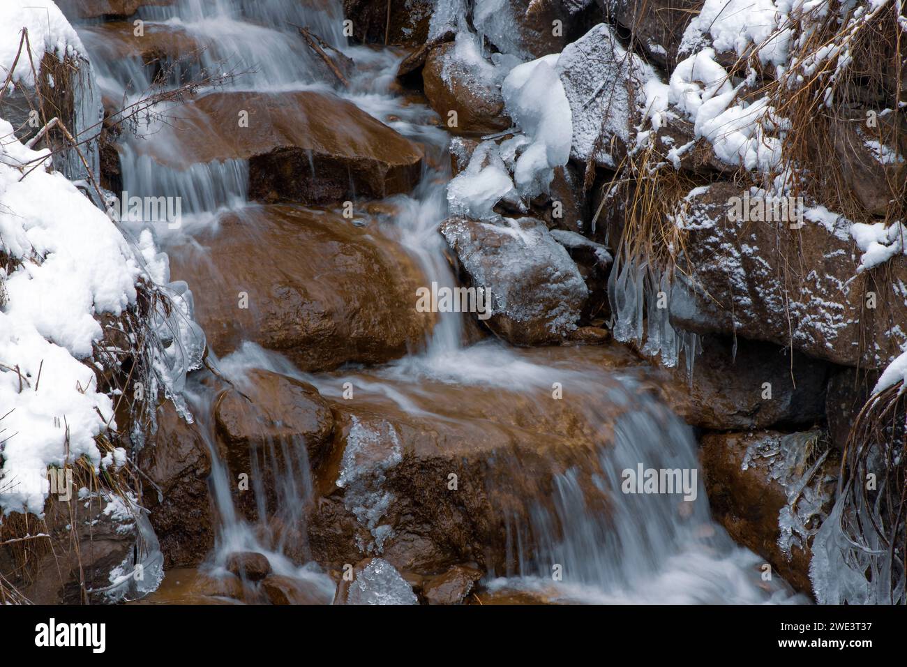 Frozen stream rocks close hi-res stock photography and images - Alamy