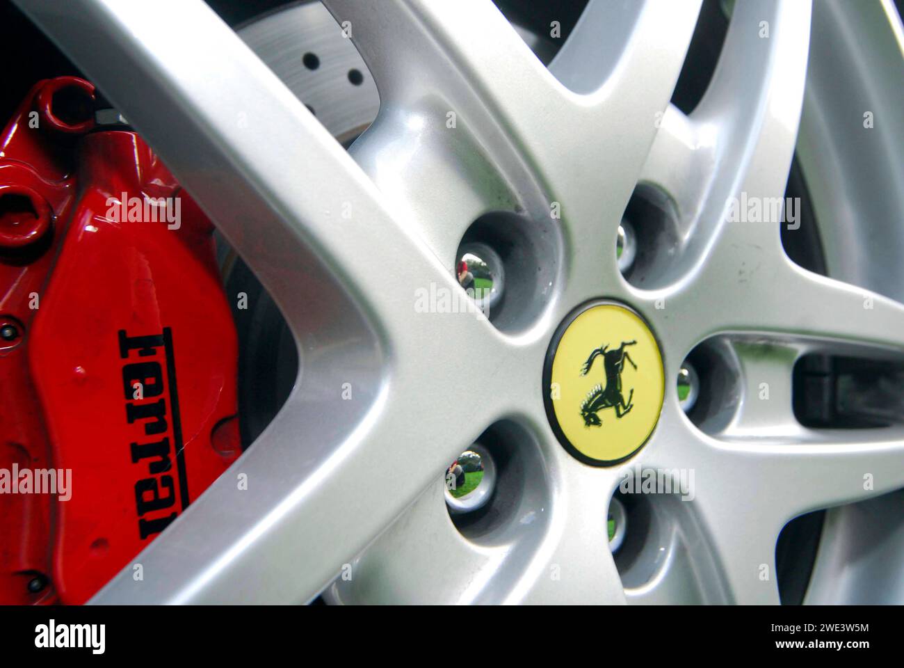 Roter ferrari motor hi-res stock photography and images - Alamy