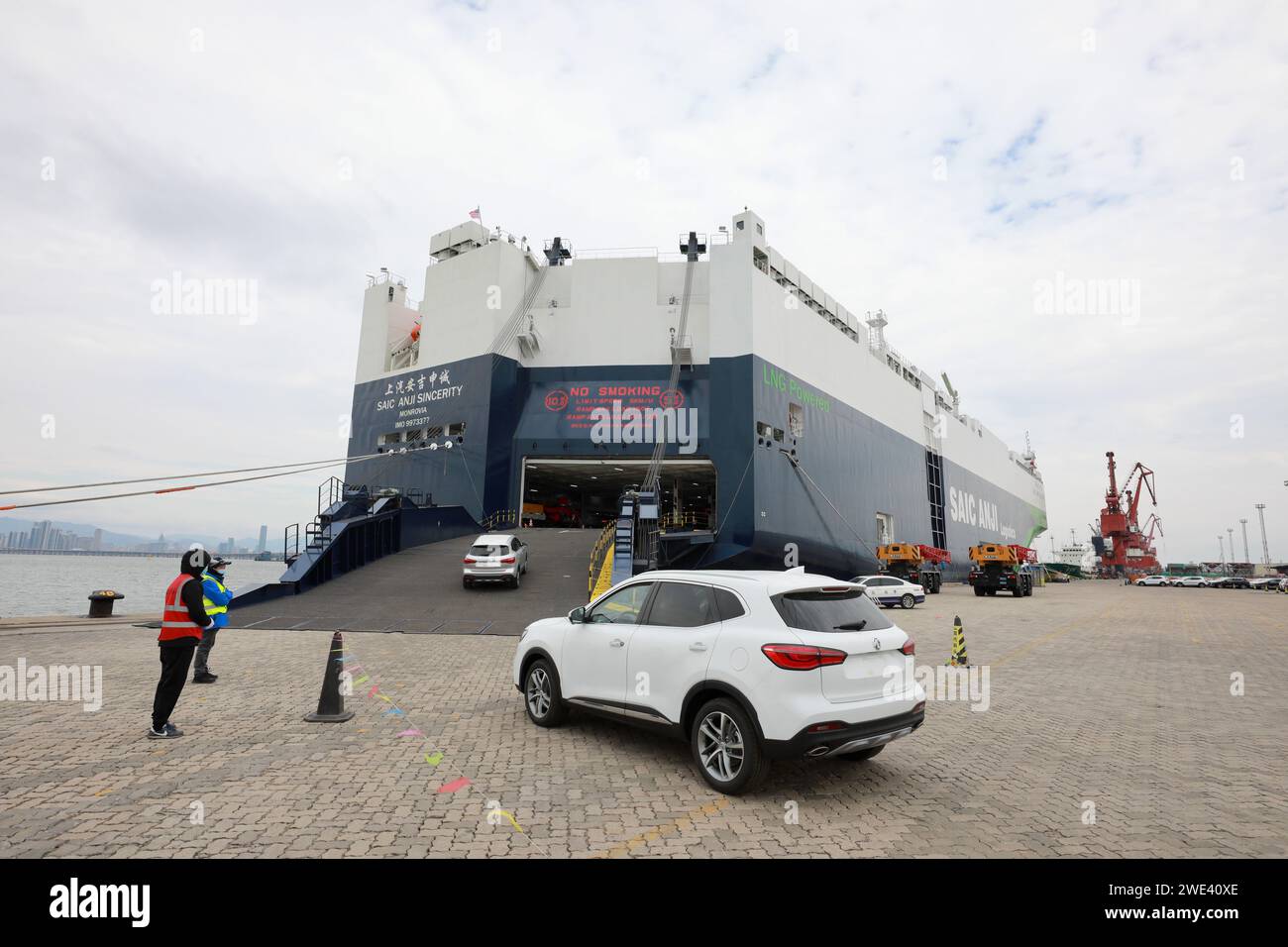 Loaded ro ro ship hi-res stock photography and images - Alamy