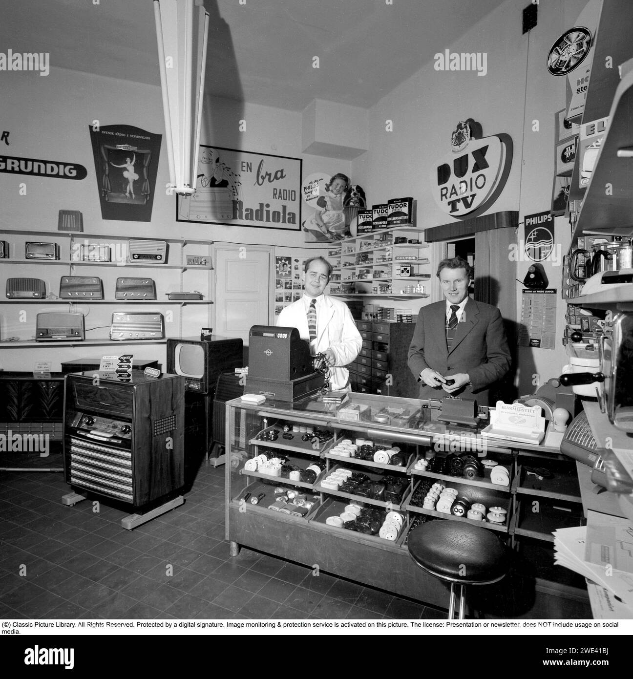 Transistor radio 1950s hi-res stock photography and images - Alamy