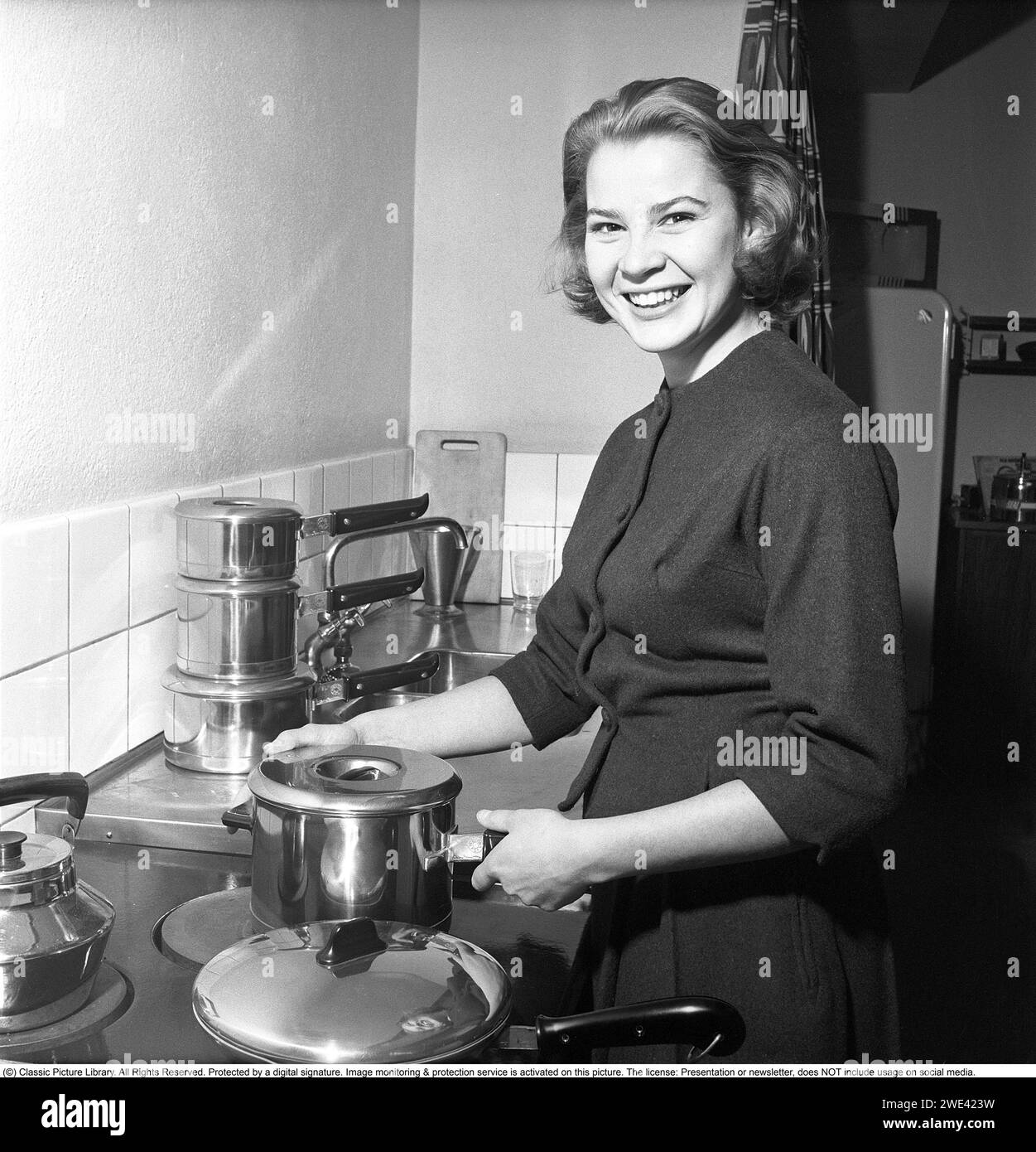 Woman in kitchen 1950s hi-res stock photography and images - Alamy