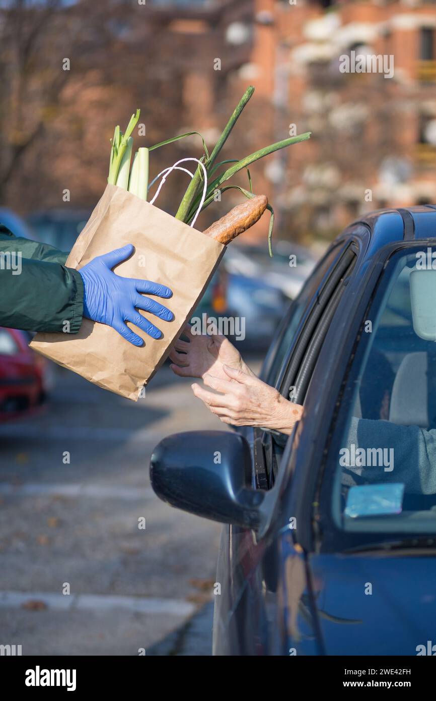 Free food distribution point hi-res stock photography and images - Alamy