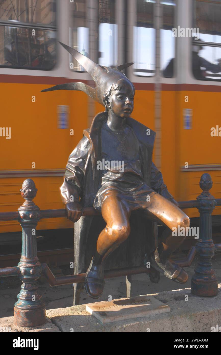 Statue of the Little Princess, sculpture by Laszlo Marton, in front of ...