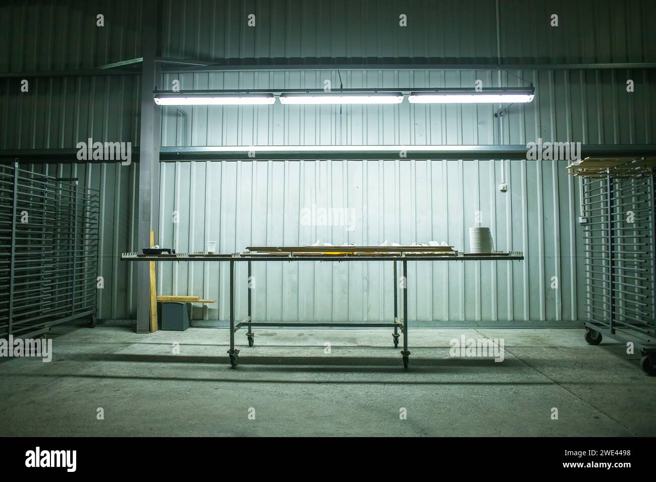 Empty indoors factory hi-res stock photography and images - Alamy