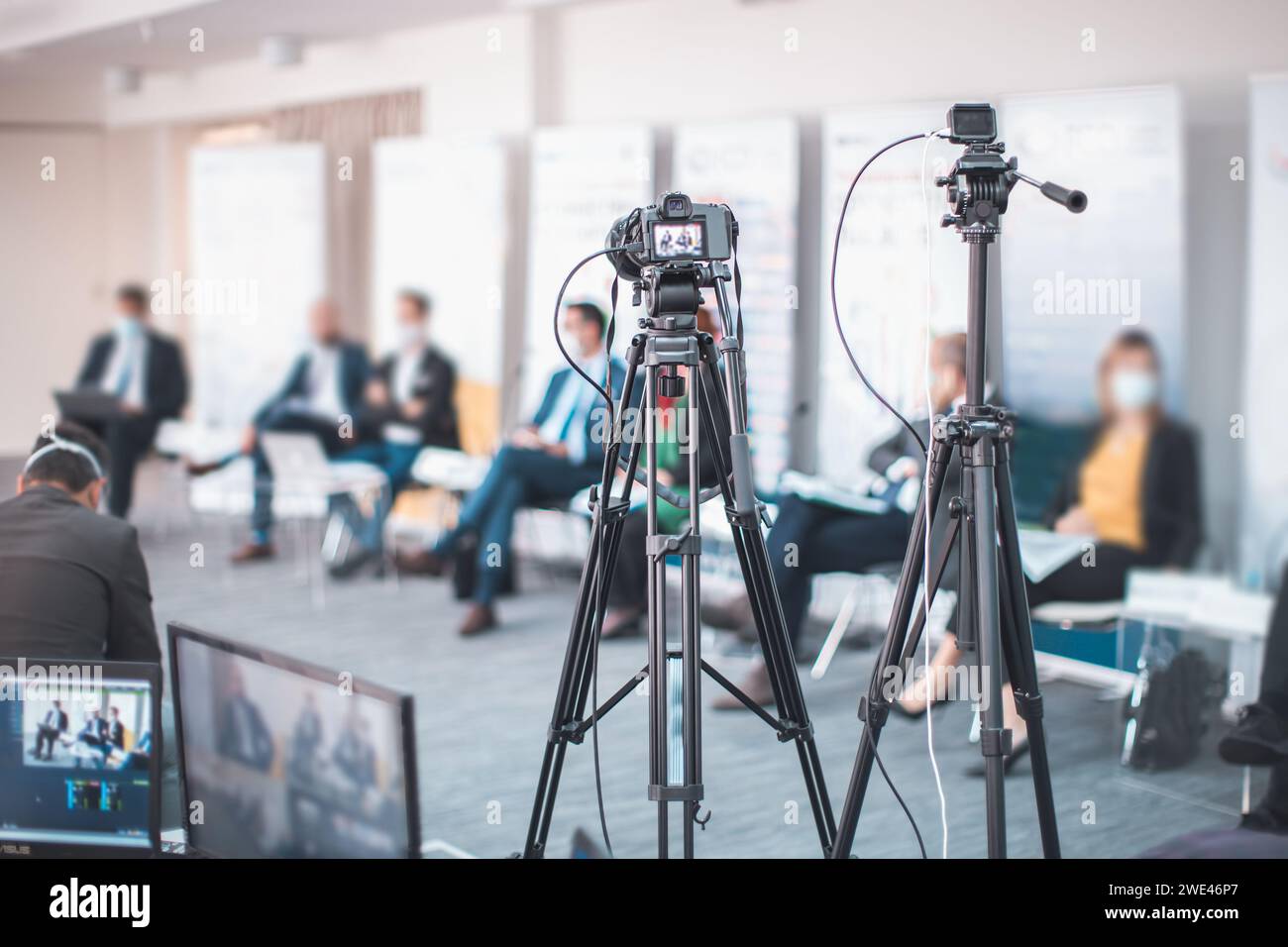 Business video conference masks hi-res stock photography and images - Alamy
