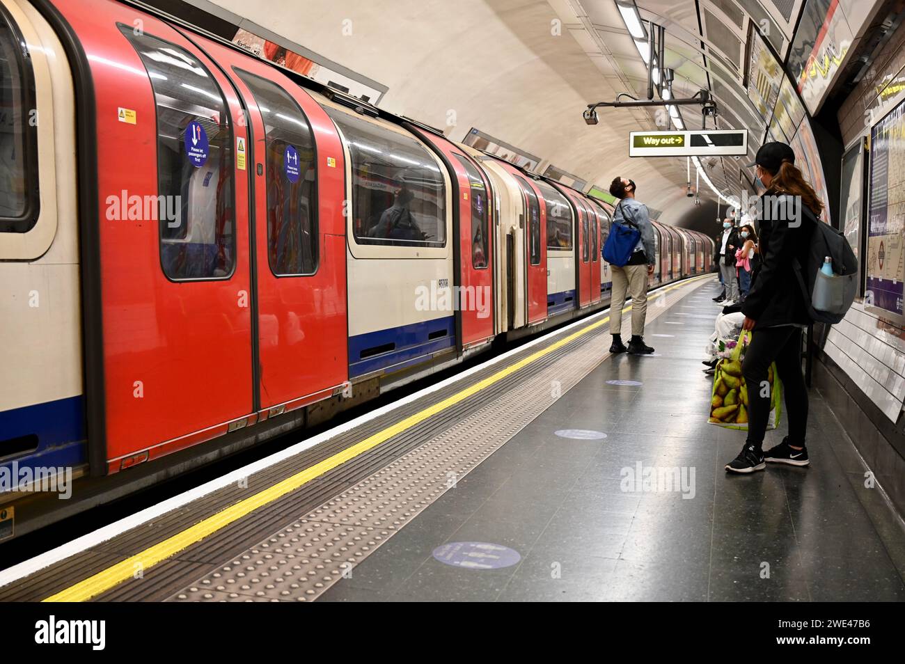 Transport commuter tube platform hi-res stock photography and images ...