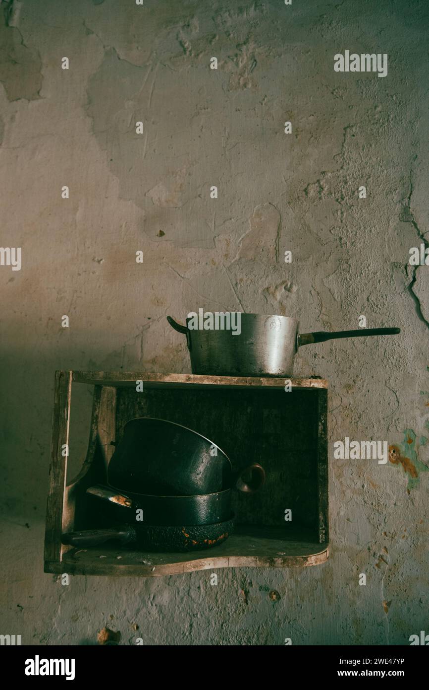 Old cooking pots hi-res stock photography and images - Alamy