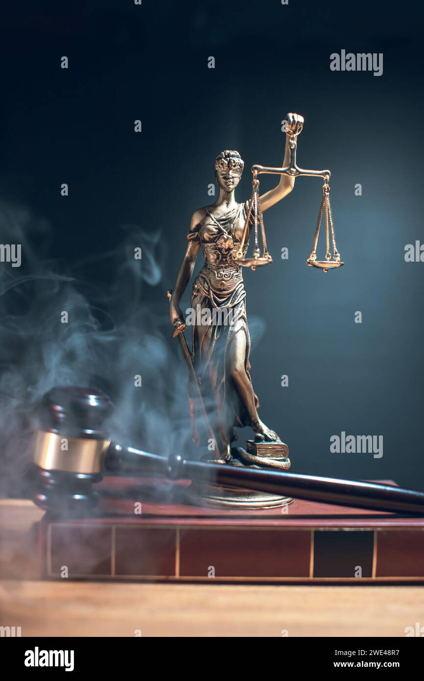 Judge mallet statue lady hi-res stock photography and images - Alamy
