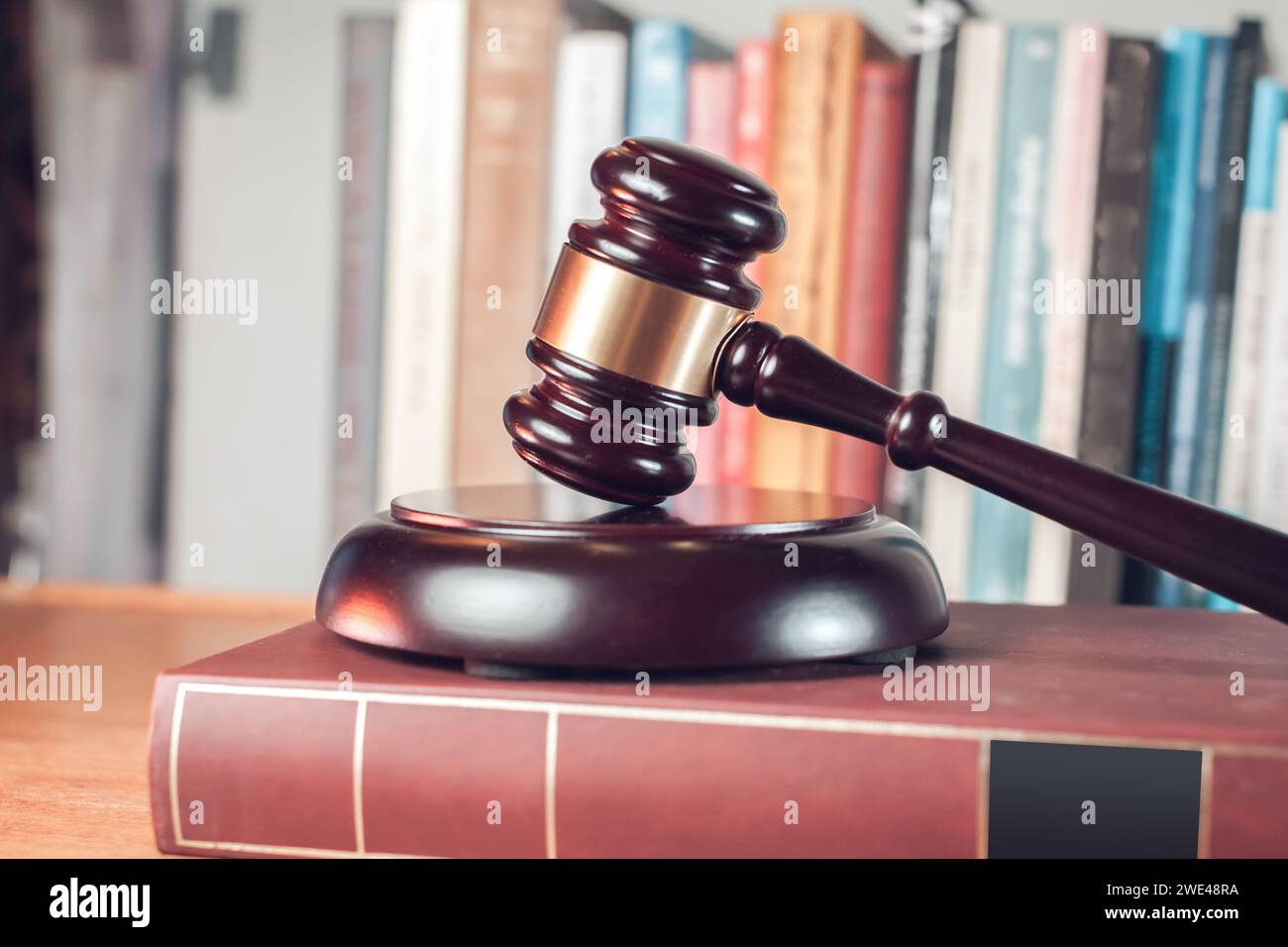 Judge gavel books in courtroom hi-res stock photography and images - Alamy