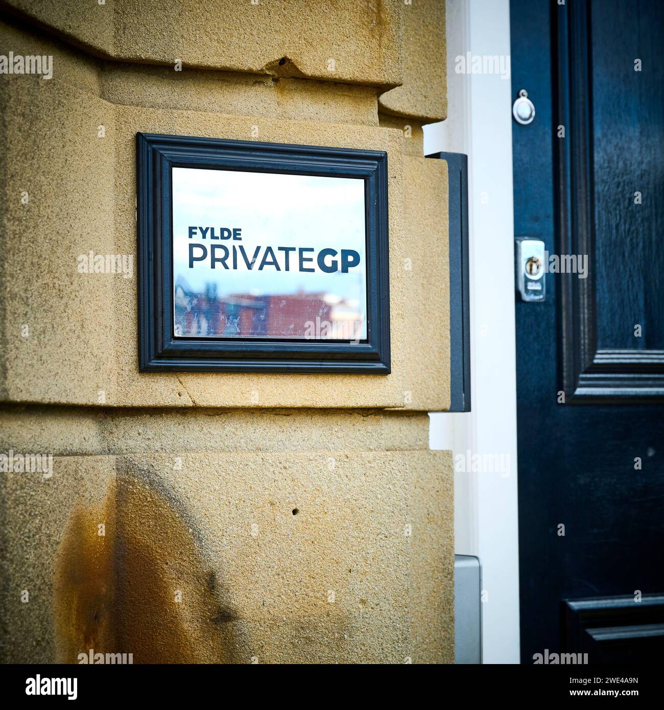Doctors name plate hi-res stock photography and images - Alamy