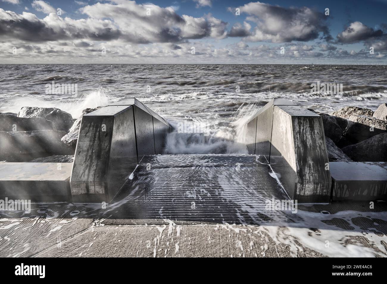 Concrete sea wall defences hi-res stock photography and images - Alamy