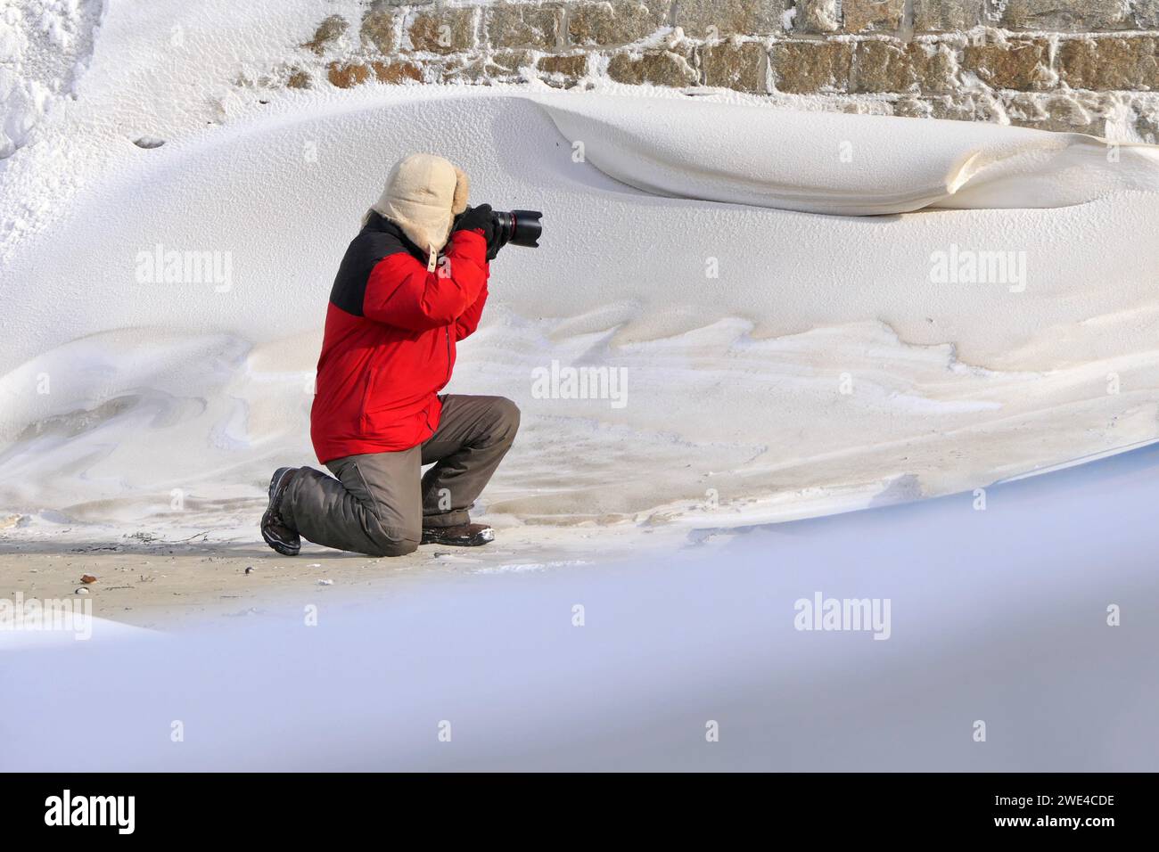 YANTAI, CHINA - JANUARY 22, 2024 - A tourist takes photos of the snow ...