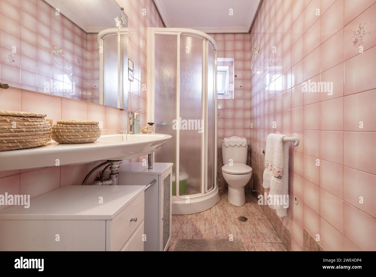 A bathroom with suspended rectangular mirror, suspended one-piece ...