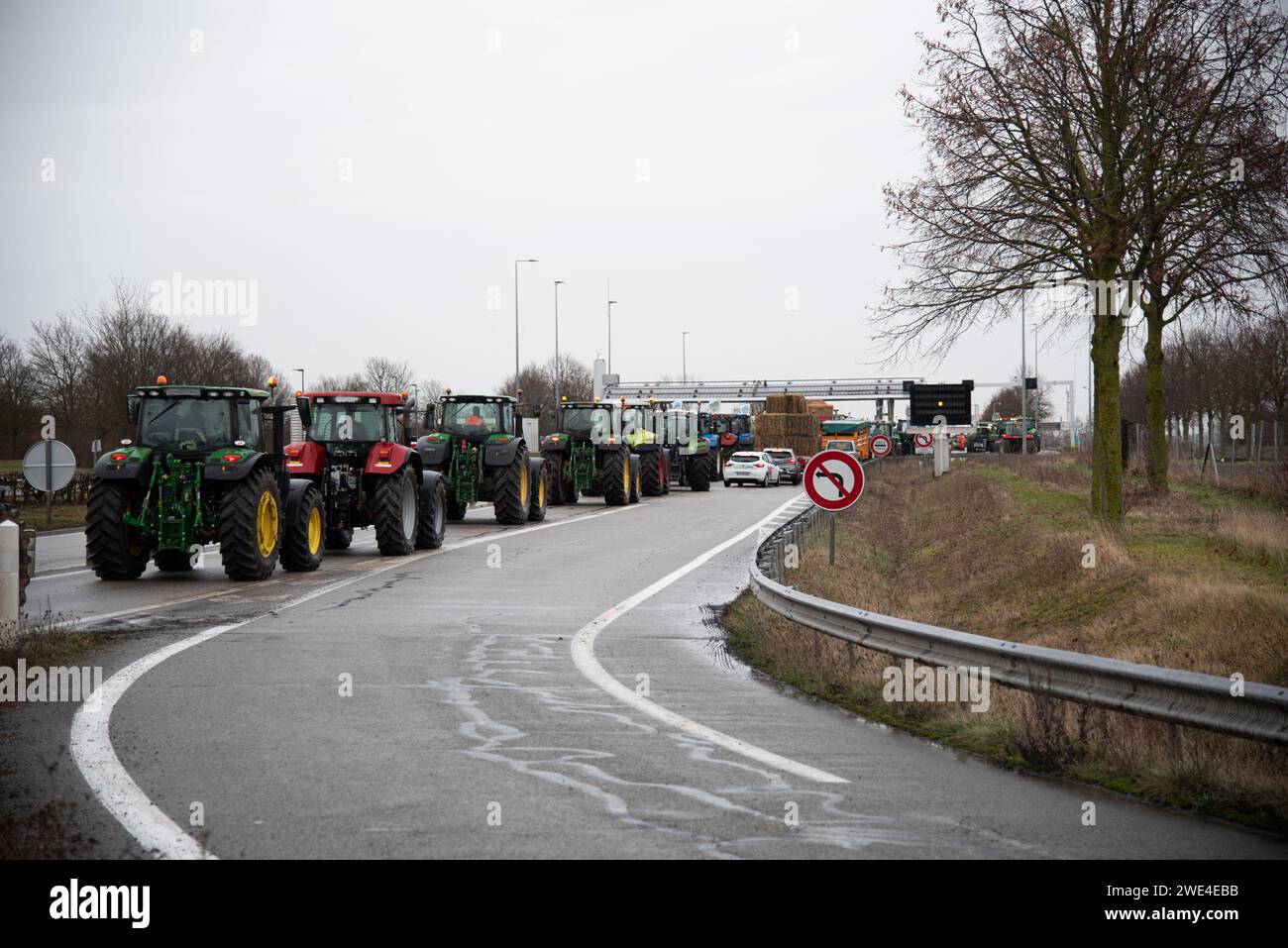 Beauvais, France. 23rd Jan, 2024. Blocking of the A16 motorway by ...