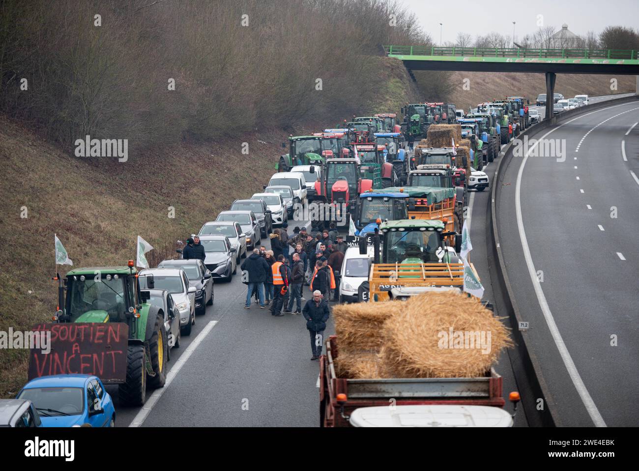 Beauvais, France. 23rd Jan, 2024. Blocking of the A16 motorway by ...