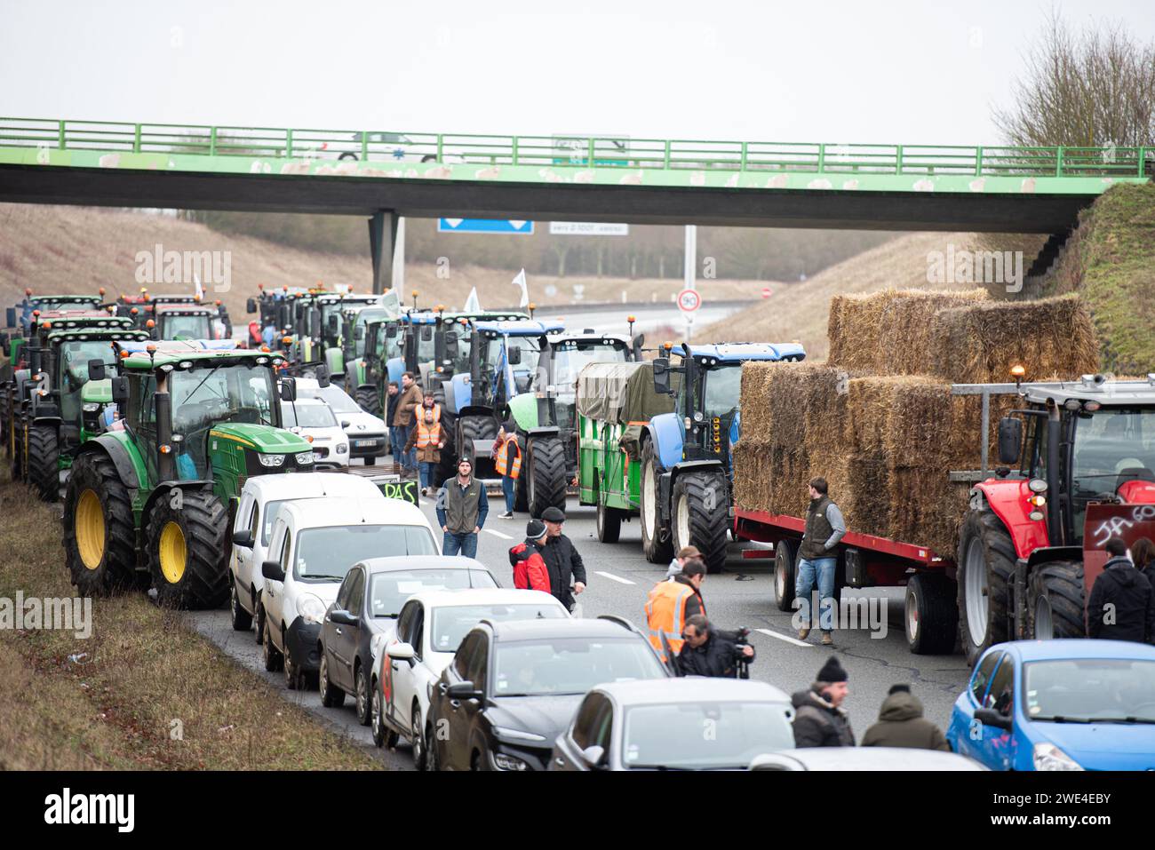 Beauvais, France. 23rd Jan, 2024. Blocking of the A16 motorway by ...