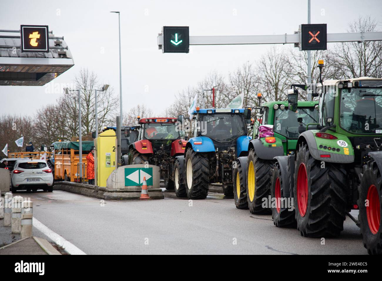 Beauvais, France. 23rd Jan, 2024. Blocking of the A16 motorway by ...