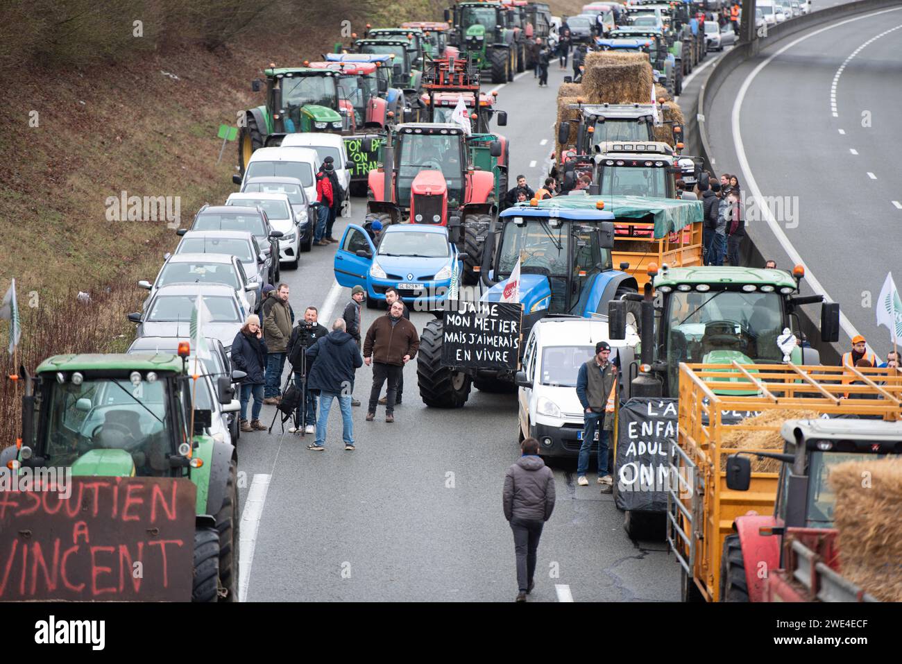 Beauvais, France. 23rd Jan, 2024. Blocking of the A16 motorway by ...