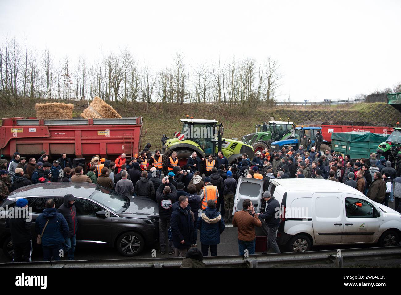 Beauvais, France. 23rd Jan, 2024. Blocking of the A16 motorway by ...
