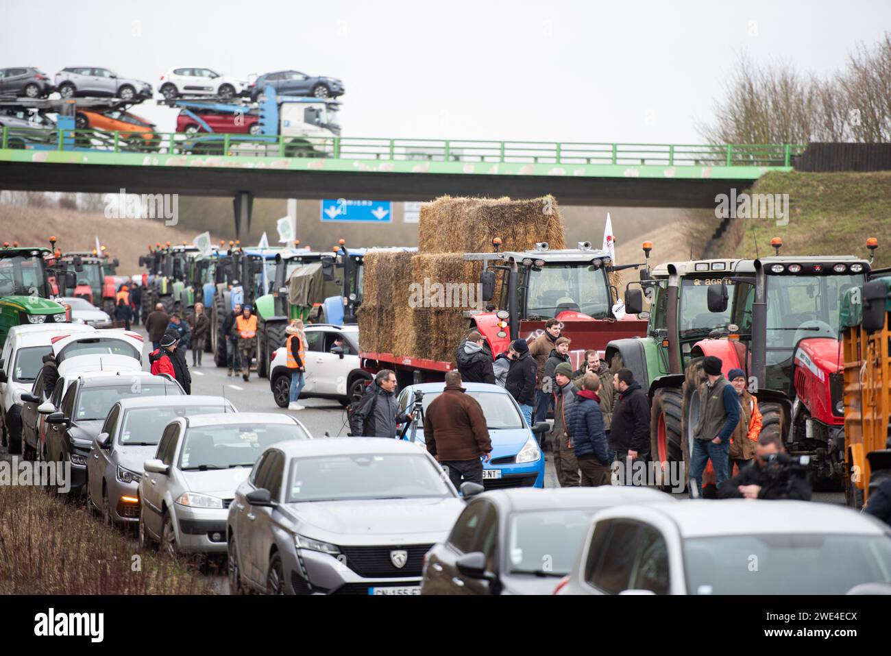 Beauvais, France. 23rd Jan, 2024. Blocking of the A16 motorway by ...