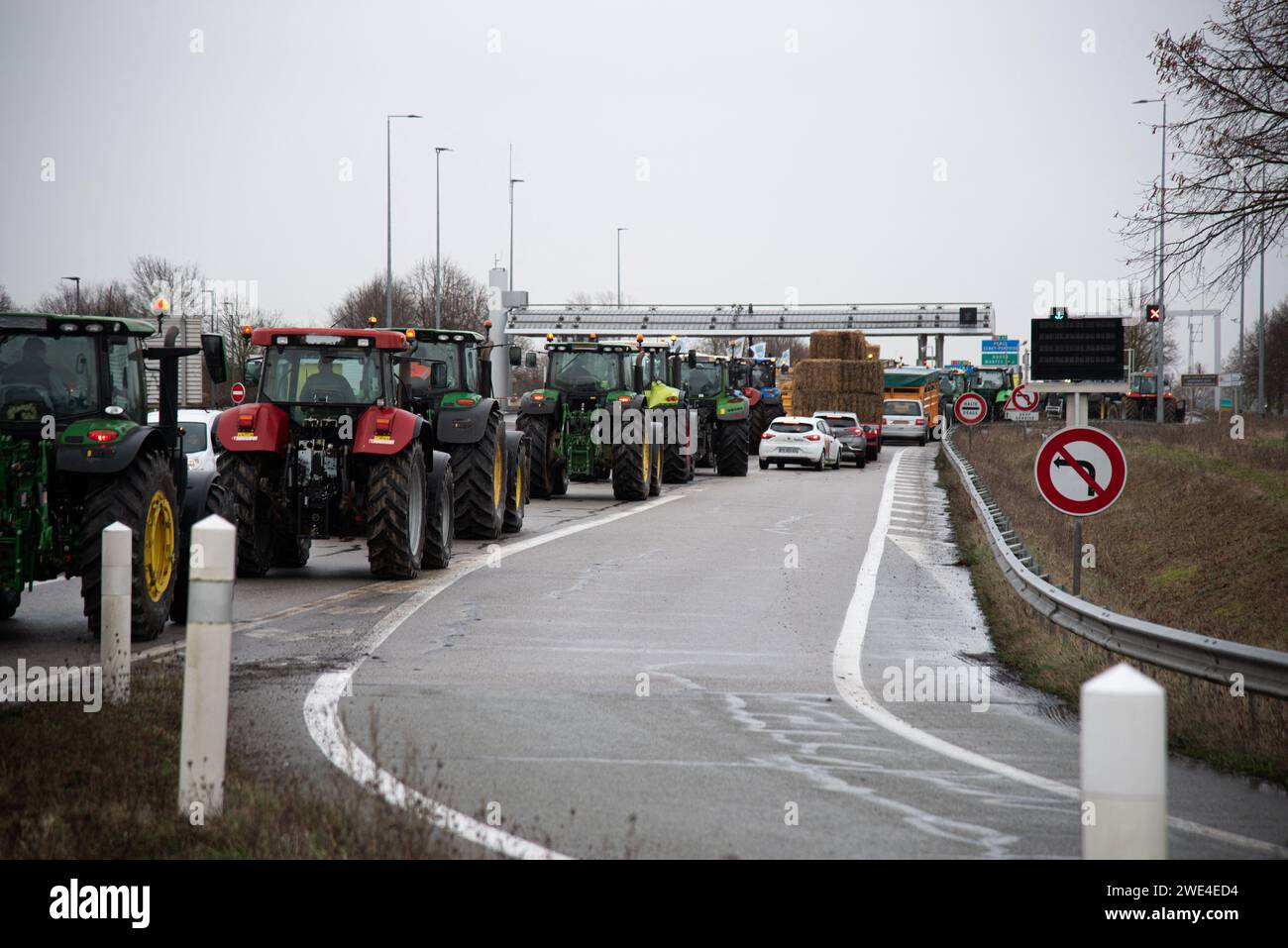 Beauvais, France. 23rd Jan, 2024. Blocking of the A16 motorway by ...