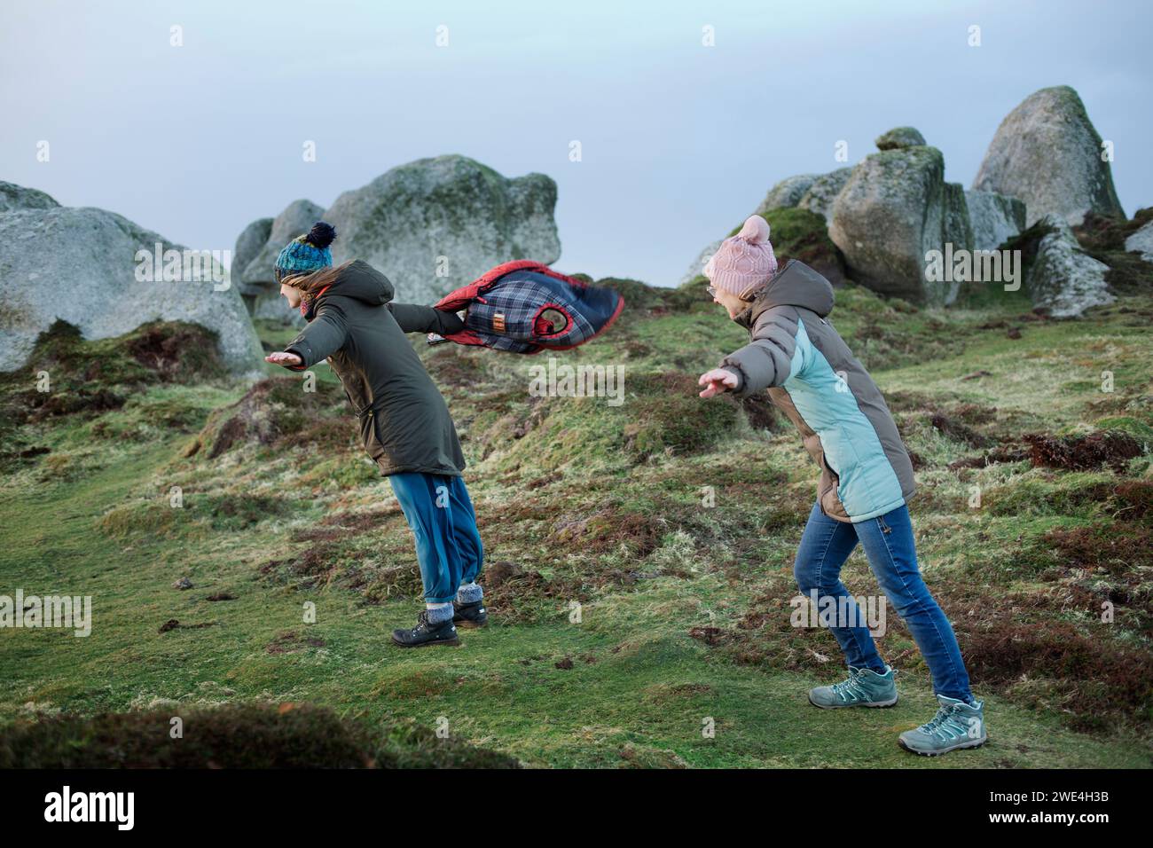 People leaning into the wind hi-res stock photography and images - Alamy