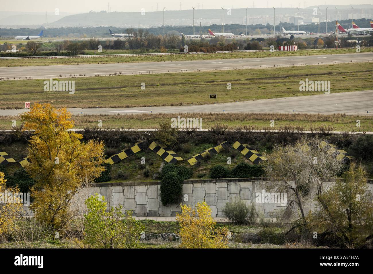Runway end hi-res stock photography and images - Alamy