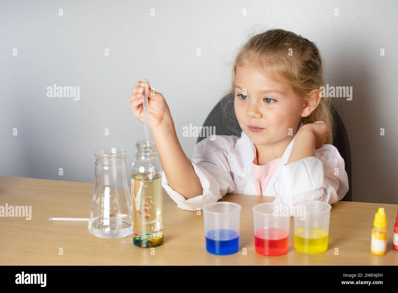 Children observation experiment hi-res stock photography and images - Alamy