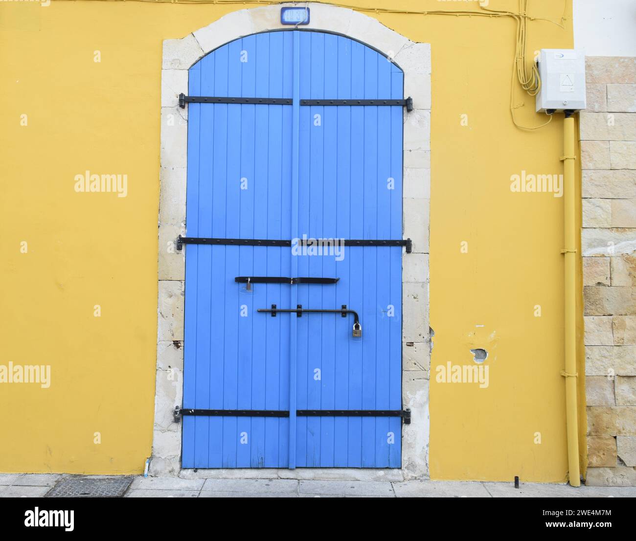 Antique yellow door hi-res stock photography and images - Alamy