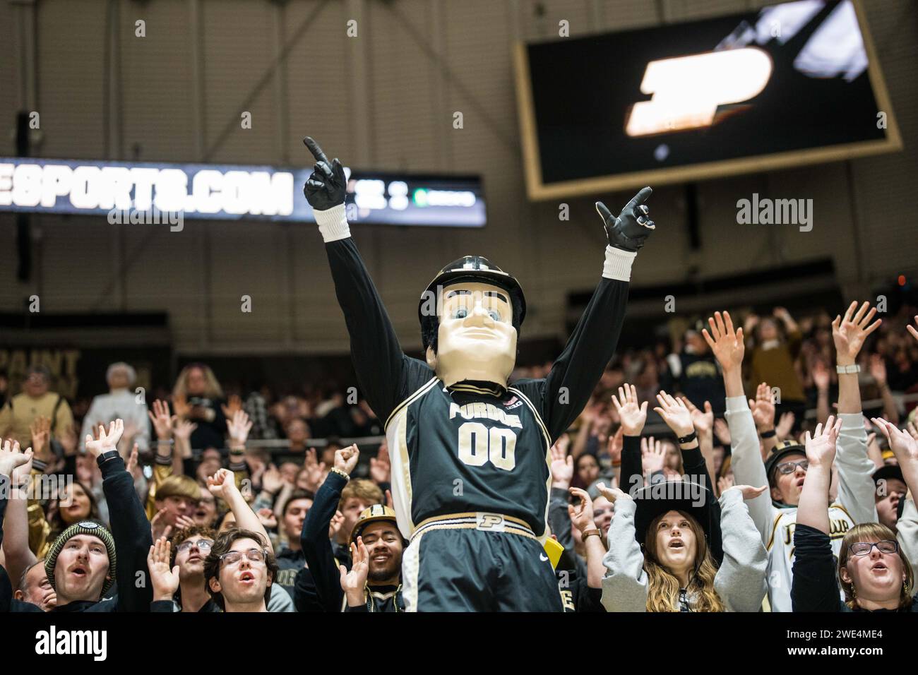 West Lafayette, Indiana, USA. 21st Jan, 2024. Purdue Pete pumps up the ...