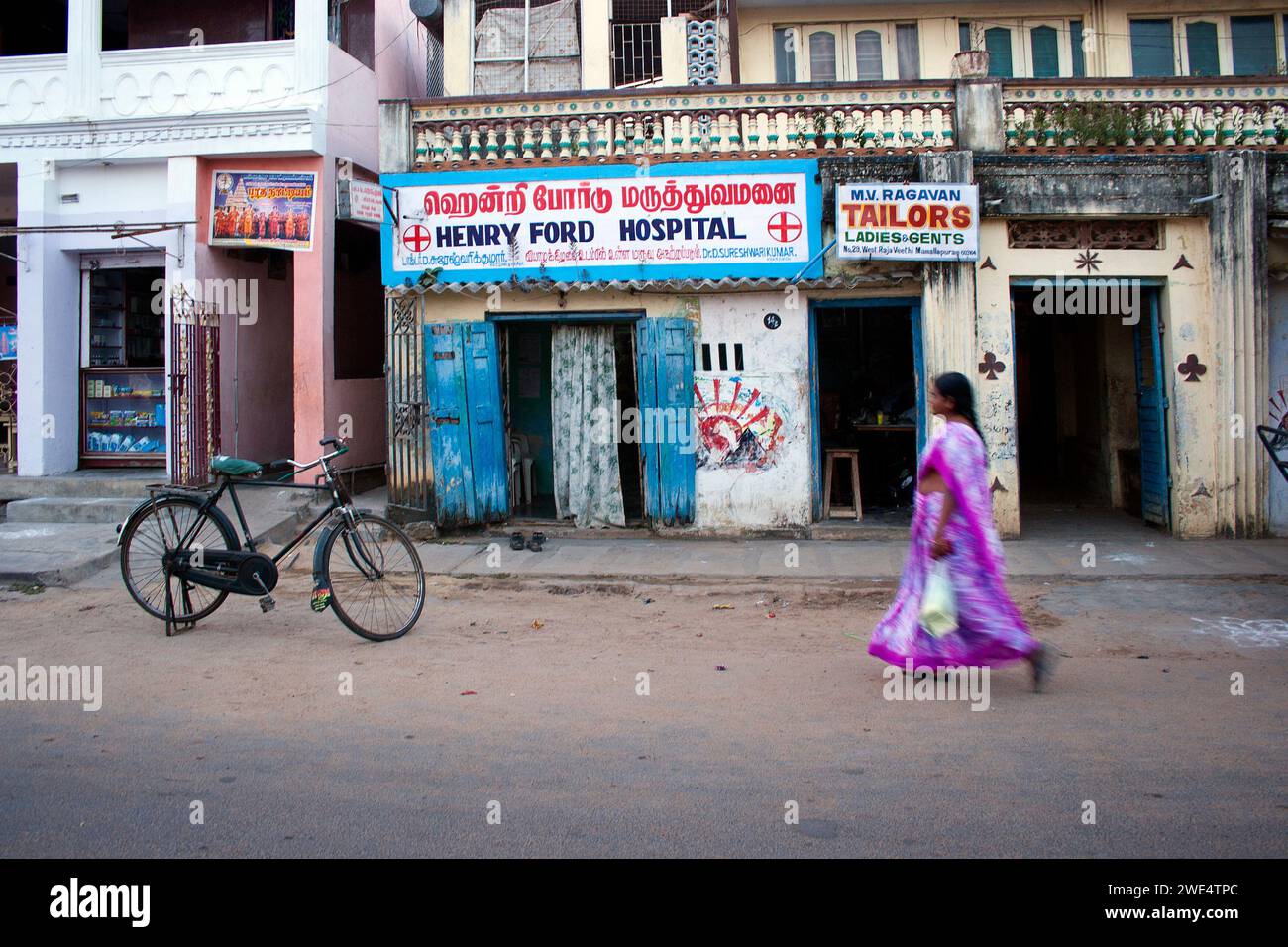 Woman in a Saree walking down an Indian stree Stock Photo - Alamy