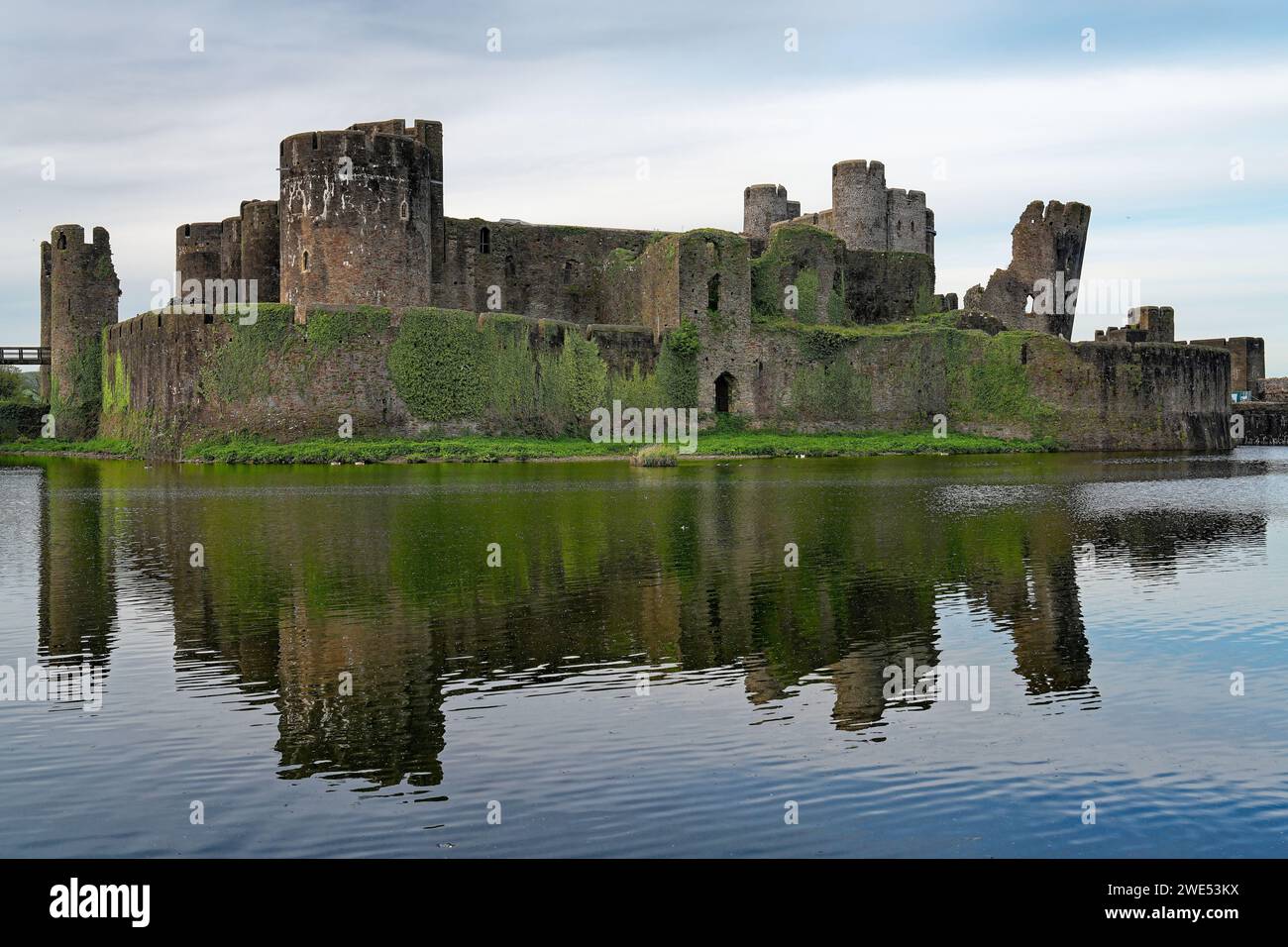 Reflection of cardiff castle hi-res stock photography and images - Alamy