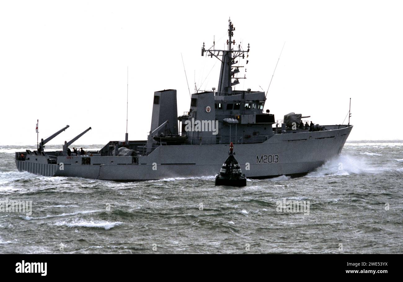Royal navy minesweeper hi-res stock photography and images - Alamy