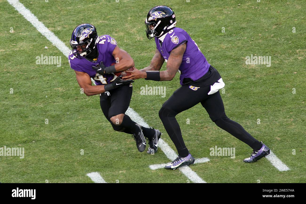Baltimore Ravens quarterback Lamar Jackson (8) attempts to hand the ...
