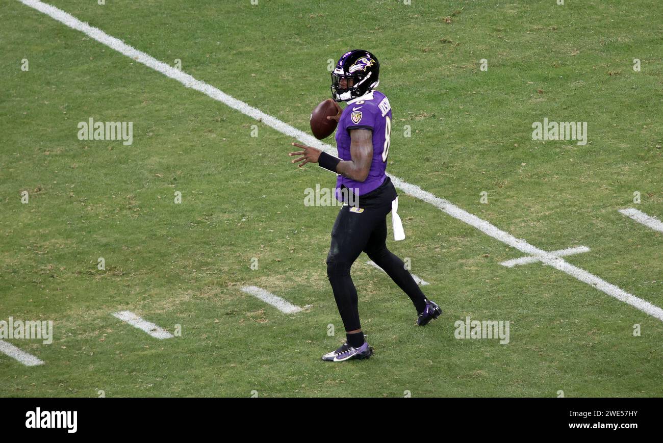 Baltimore Ravens quarterback Lamar Jackson (8) throws during an NFL ...
