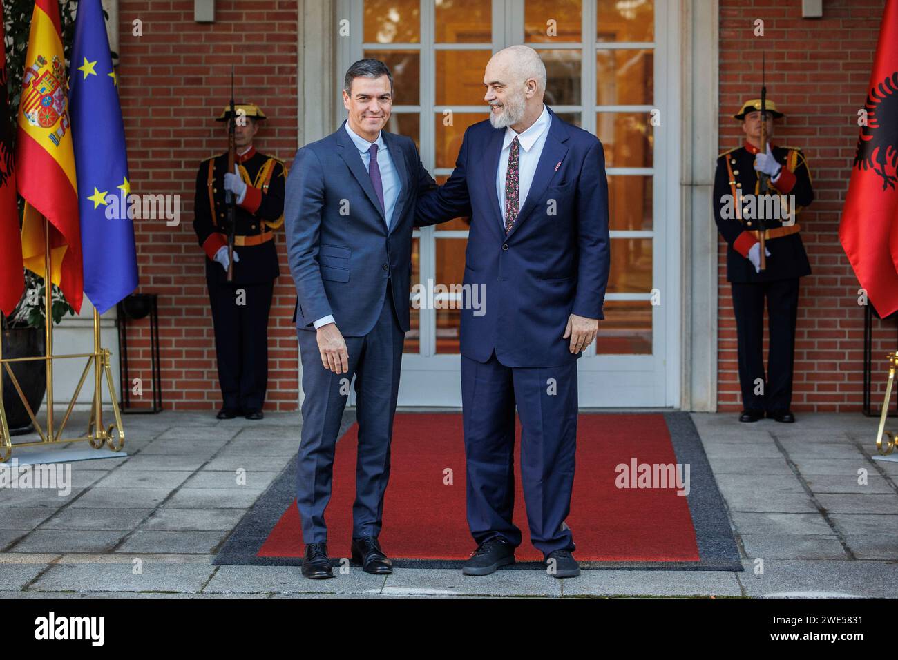 The President of the Government, Pedro Sánchez (l), receives the Prime ...