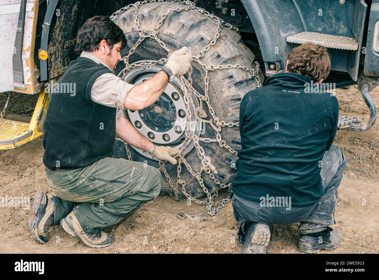 Installing tire chains hi-res stock photography and images - Alamy