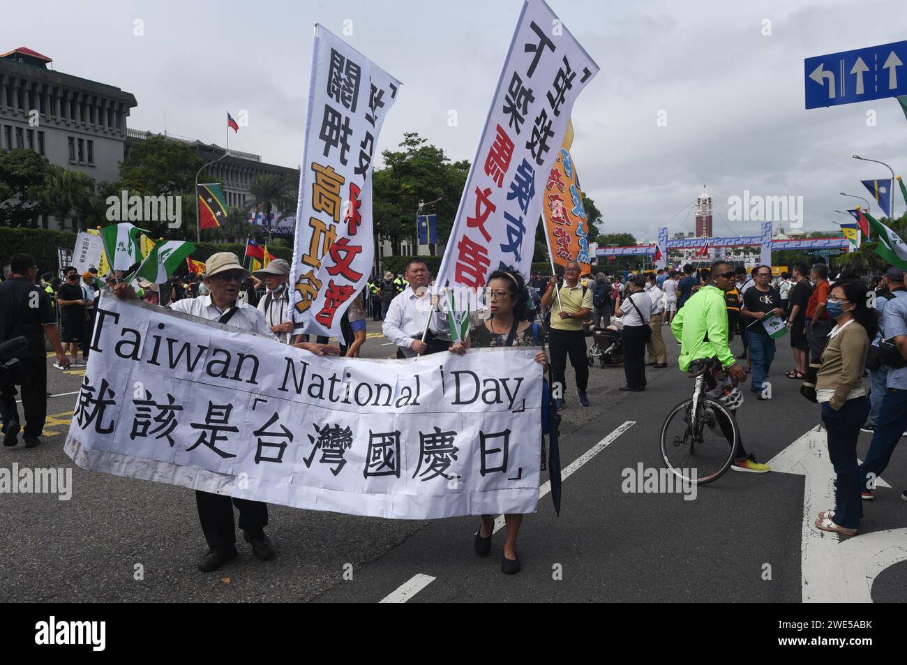 STRICTLY NO SALES TO FRENCH MEDIA OR PUBLISHERS - RIGHTS RESERVED ...