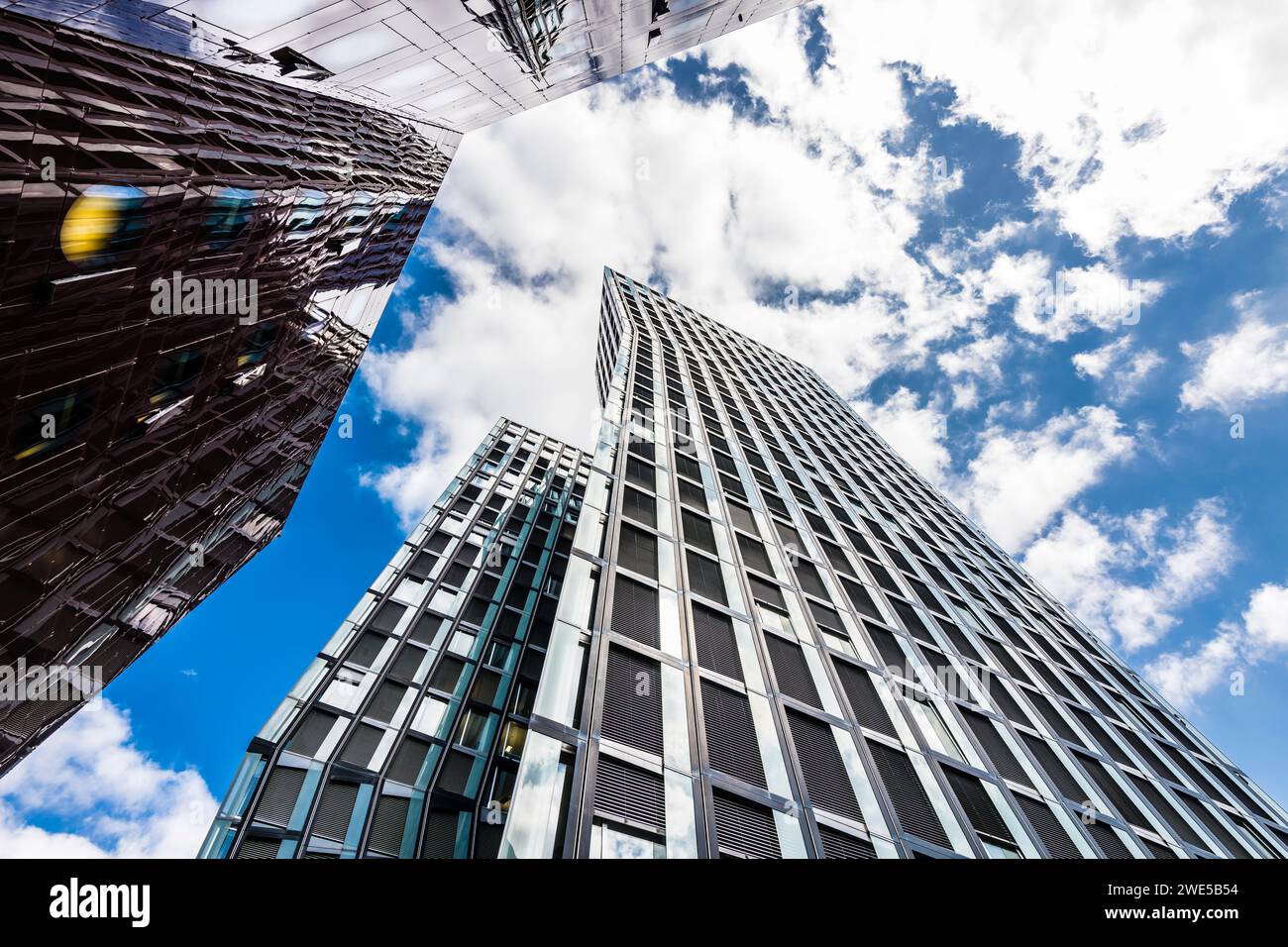 Modern skyscrapers dancing towers hi-res stock photography and images ...