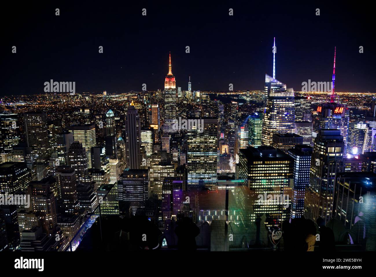 les lumières de la ville, manhattan de nuit depuis le sommet du top of ...