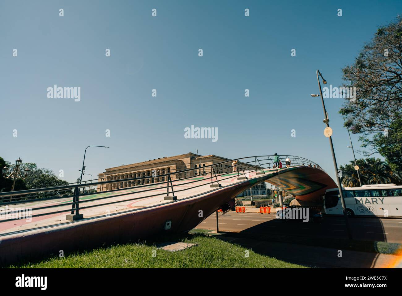 Puente peatonal puente peatonal puente peatonal hi-res stock ...