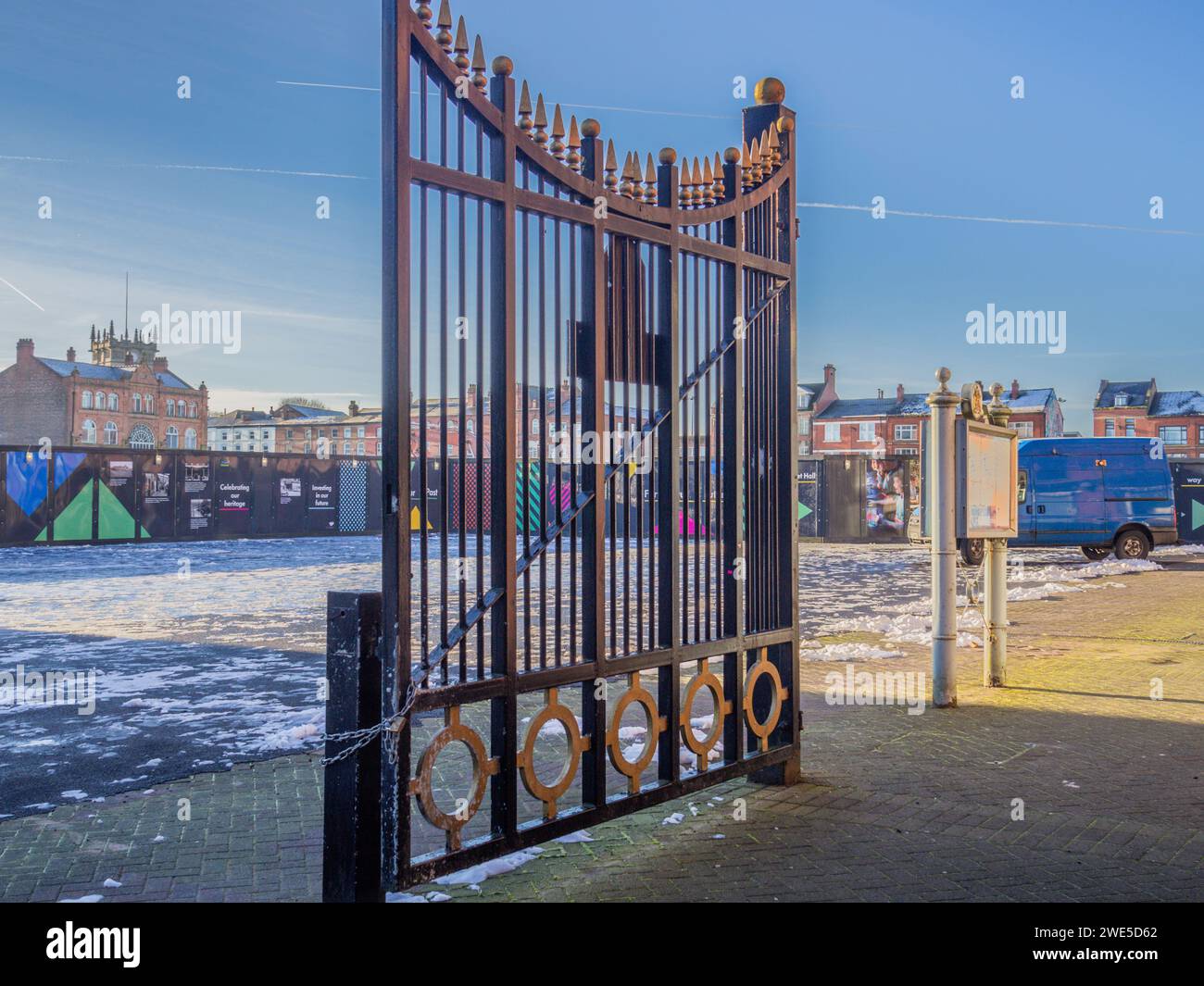 Courthouse gates hi-res stock photography and images - Alamy