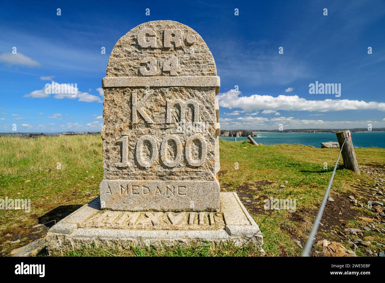 1000 kilometer stone for the GR 34, Pointe de Pen-Hir, GR 34 ...