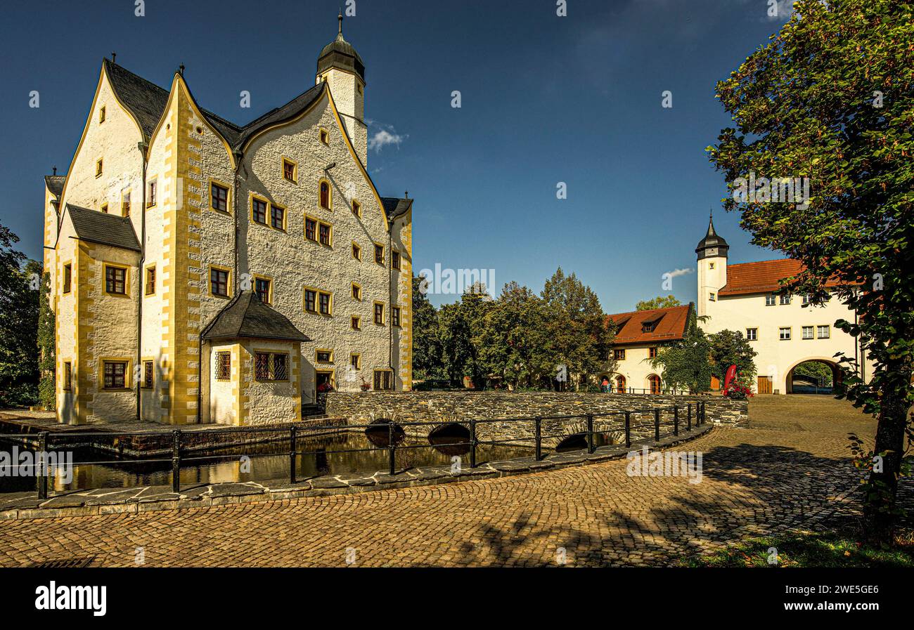 Klaffenbach moated castle with castle bridge and gate building ...