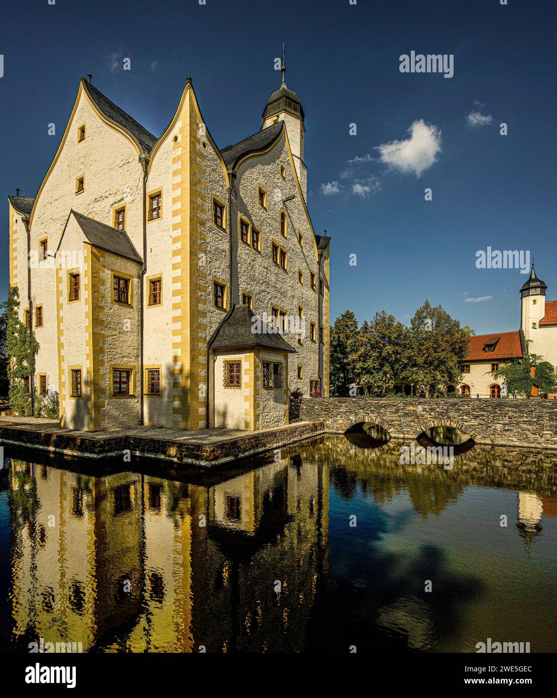 Klaffenbach moated castle with mirror pond, castle bridge and gate ...