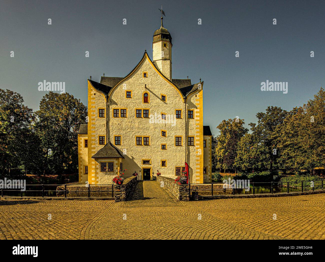 Klaffenbach moated castle with moat, castle bridge and park, Chemnitz ...