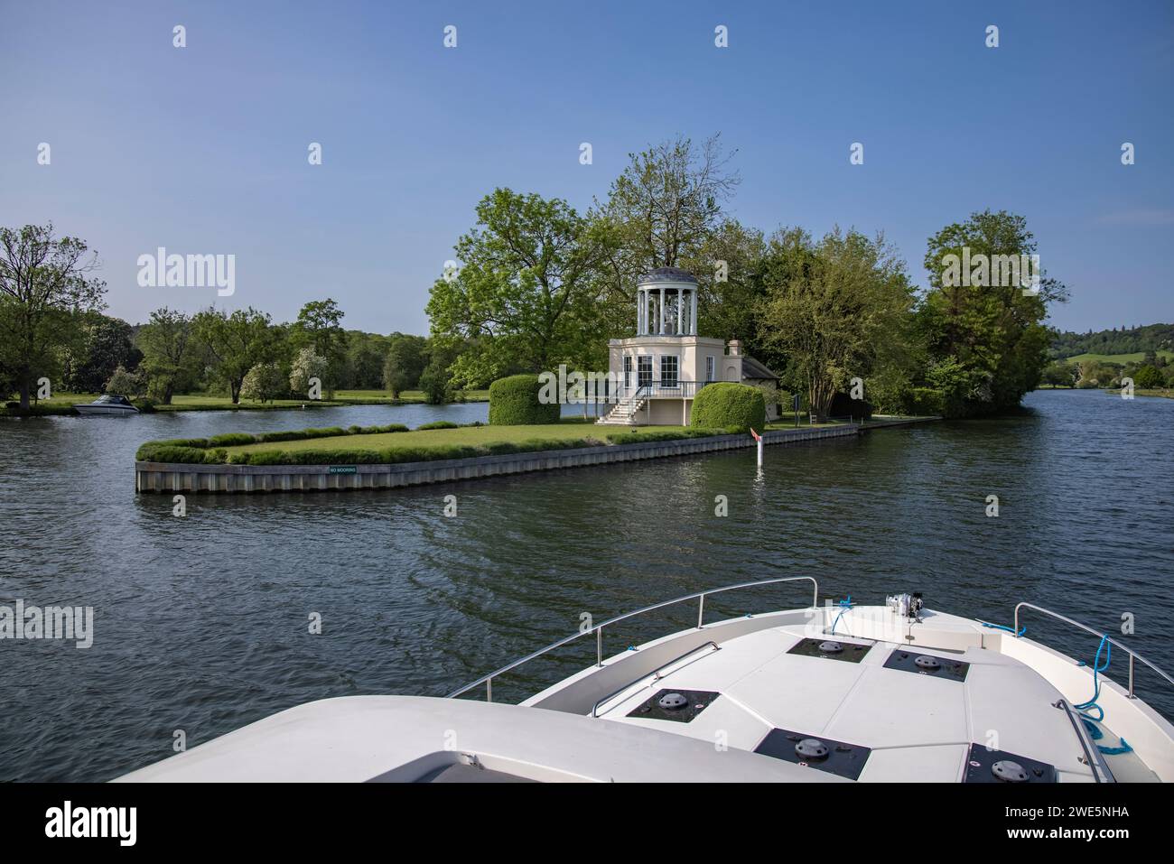 Temple island henley spring hi-res stock photography and images - Alamy